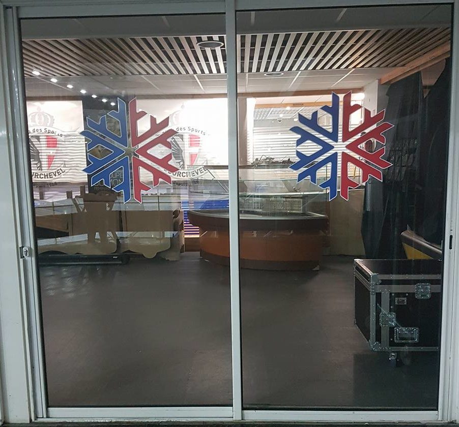 LETTRAGE ADHESIF VITRINE - Design Graphic's